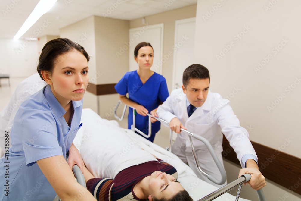 Poster Affiche medics with woman on hospital gurney at emergency 40x26.7 cm