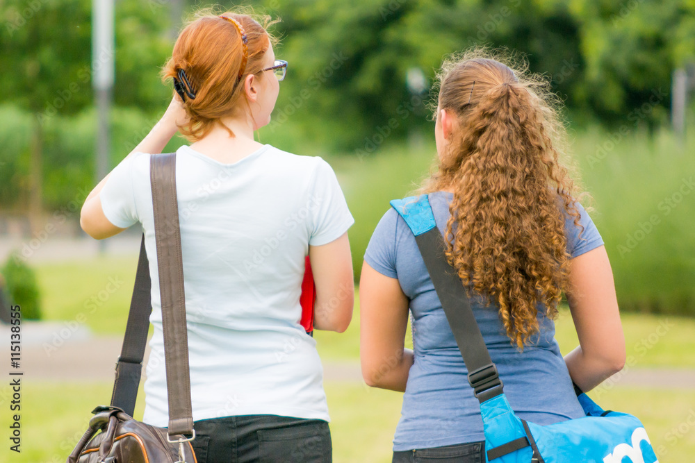 studenten laufen über den campus Stock Photo | Adobe Stock