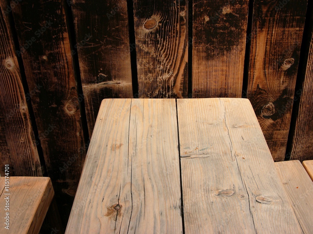 Tisch und Bänke aus rustikalem Holz mit Astlöchern und Patina vor ...