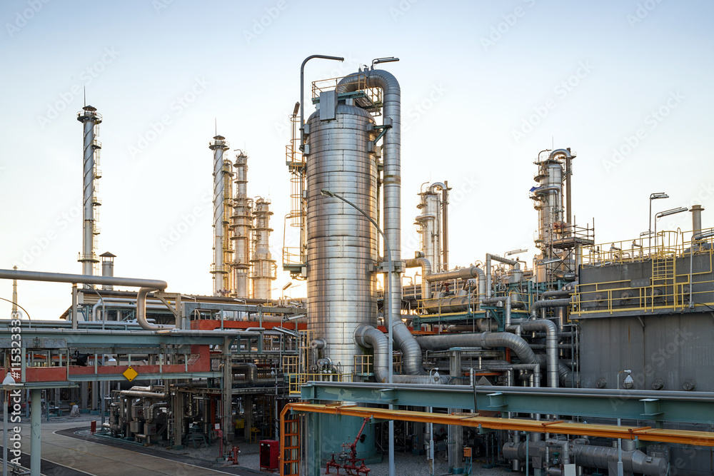 Poster Distillation Column and its process equipments : Oil and gas ref ...