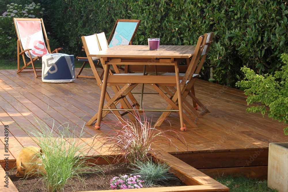 réalisation d'une terrasse en bois exotique Stock Photo | Adobe Stock