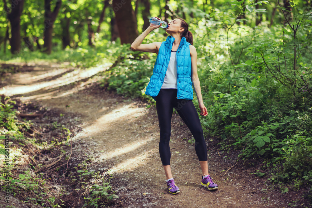 Foto de Moment of pause. Relaxation after hard workout. Young beautiful ...
