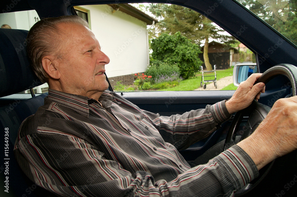 Rüstiger Rentner fährt Auto Stock-Foto | Adobe Stock