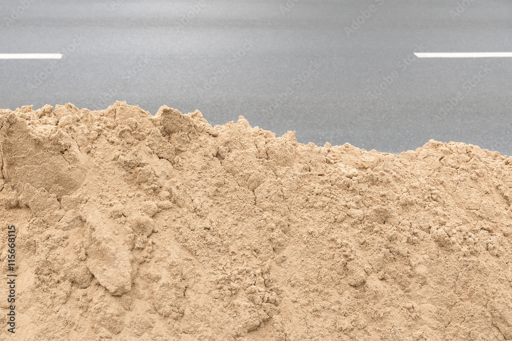 Bausand an einer Straßenbaustelle, vielseitig einsetzbarer Rohstoff ...