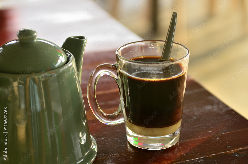 Foto de Thai Hot Milk Tea, Cha-Ron is a drink made from strongly brewed ...