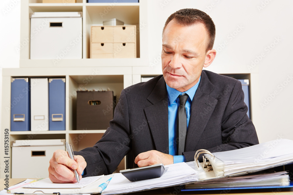 Buchhalter bei Betriebsprüfung im Büro Stock Photo | Adobe Stock