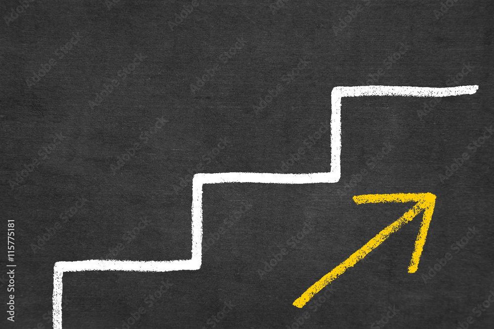 Tafel-Treppe mit Pfeil nach oben Stock Photo | Adobe Stock