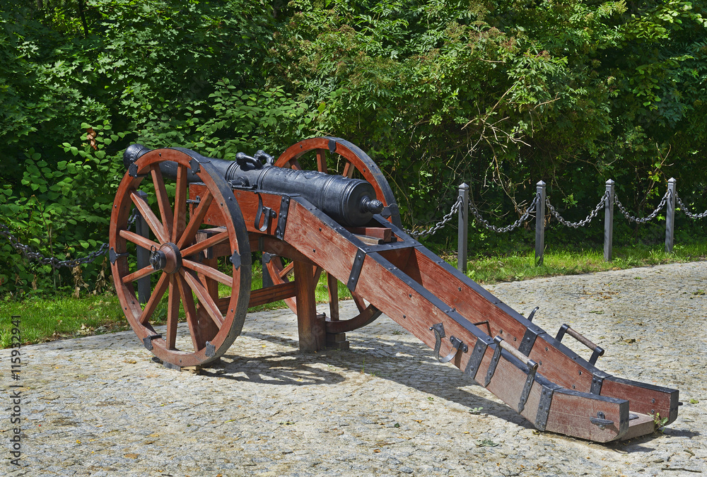 Foto de Old historical cannon of the castle in Checiny near Kielce ...
