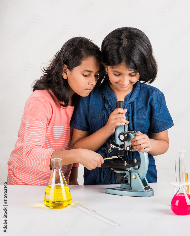 Foto de indian little girls or indian students and science experiments ...