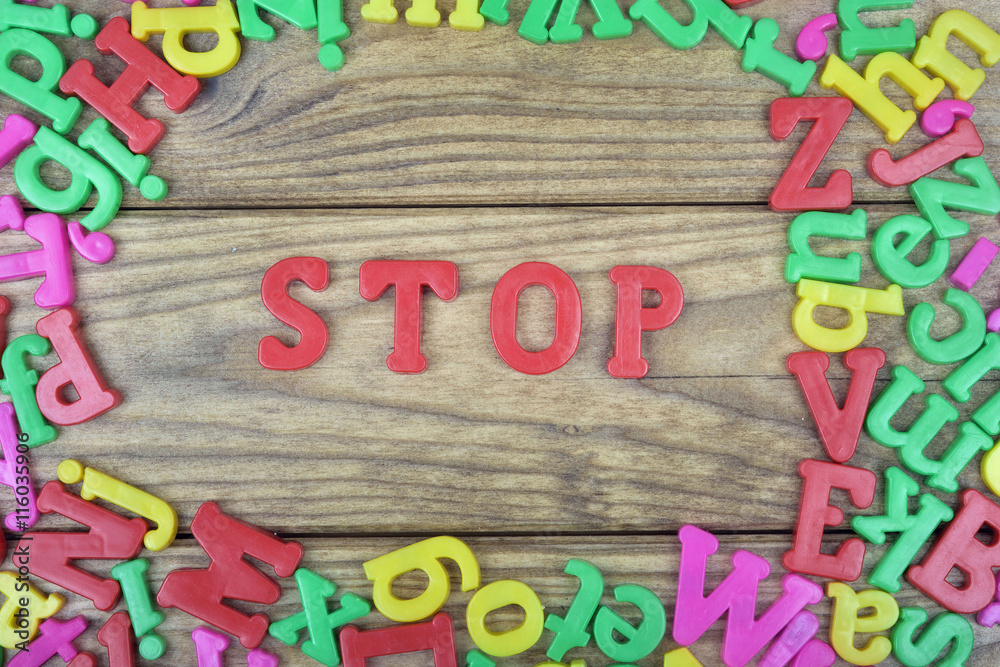 Foto de Stop on wooden table do Stock | Adobe Stock