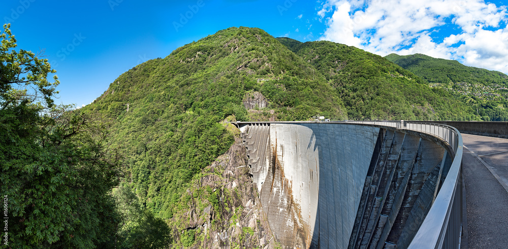 Staumauer Diga di Verzasca in der Schweiz am Lago Maggiore Photos ...