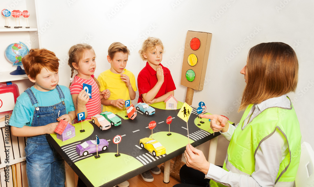 Foto de Happy kids teaching traffic signs in kindergarten do Stock ...