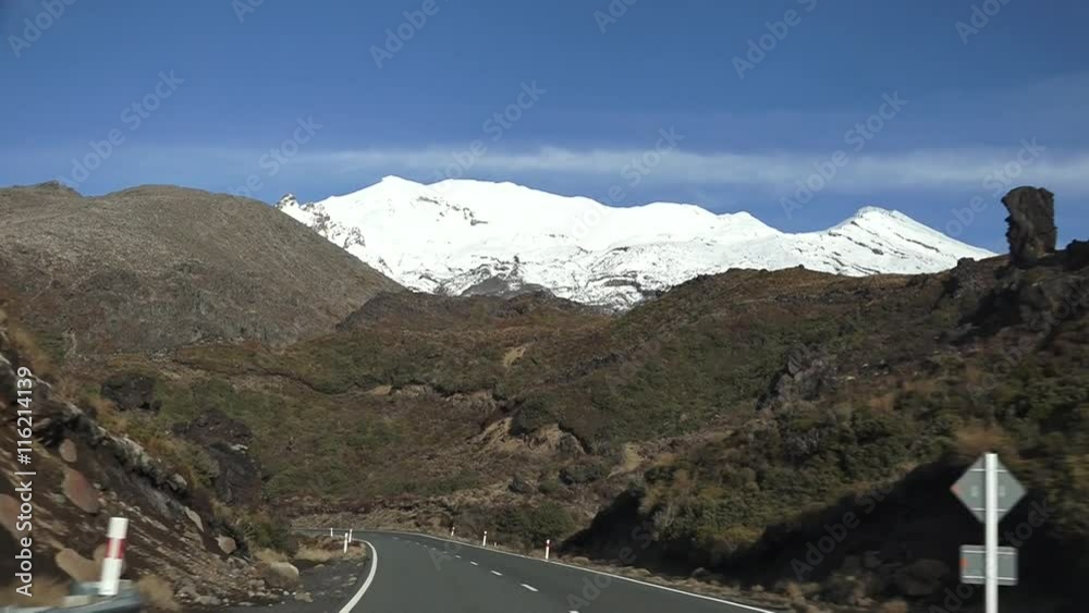 Vidéo Stock Snow cap on Mount Ruapehu summit the highest mountain in ...