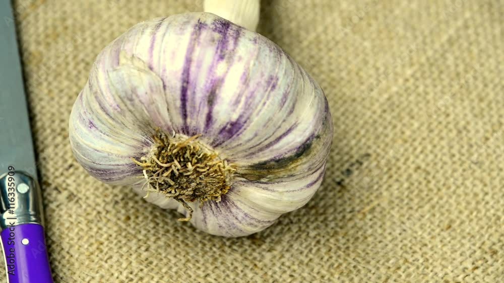 Frischer, französischer, roter Knoblauch auf einem Drehteller Stock ...