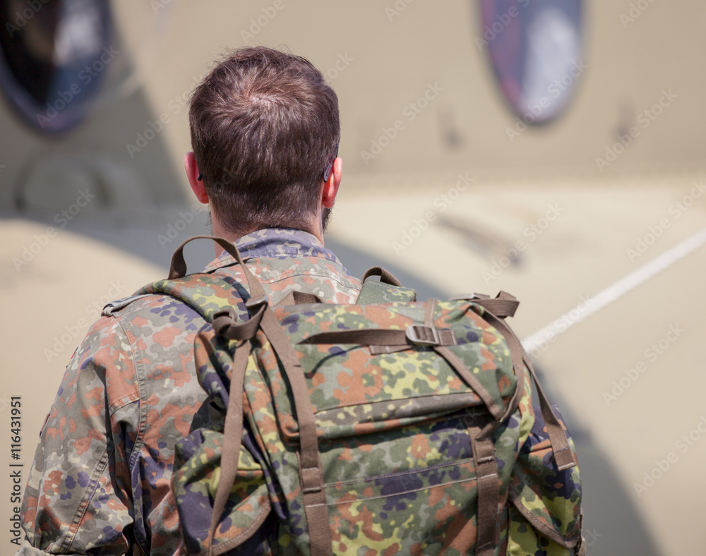 Foto de Bundeswehr Soldat geht in den Auslandseinsatz do Stock | Adobe ...