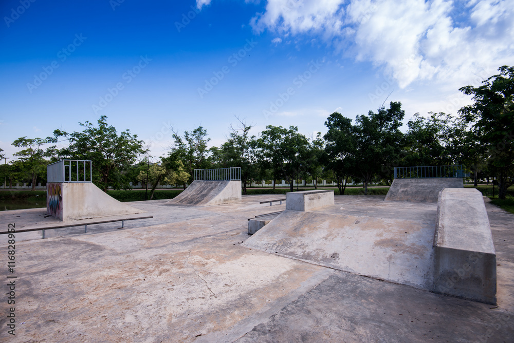 Empty skate park in the morning grind rails. Concrete cement. foto de ...
