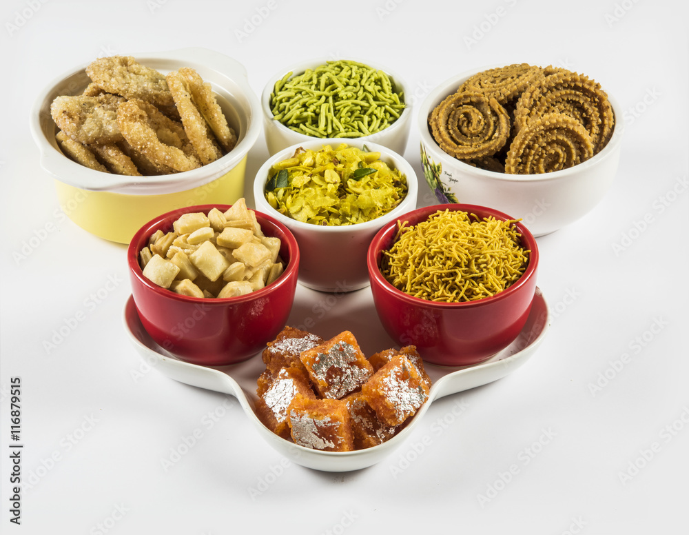 diwali food chivada, chakali, murukku,anarse, shankar pale, palak sev ...