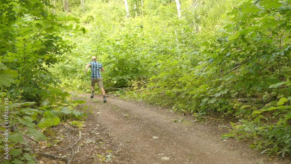 Vidéo Stock Man afraid and run away from persecution outdoors in the ...