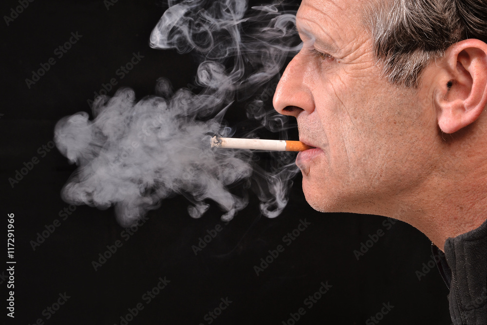 Retrato de la cara de un hombre fumando en fondo blanco. foto de Stock ...