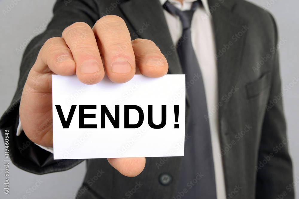 Homme tenant une carte avec le mot vendu Stock Photo | Adobe Stock