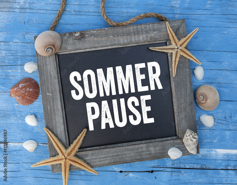 Sommerpause mit maritimer Dekoration auf blauem Holzhintergrund Stock ...
