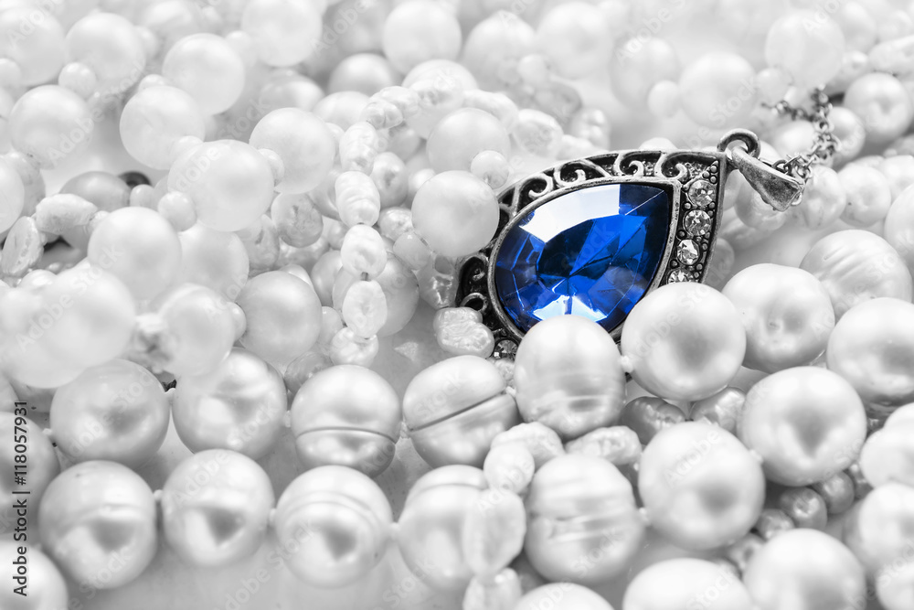 Sapphire pendant and pearl foto de Stock | Adobe Stock