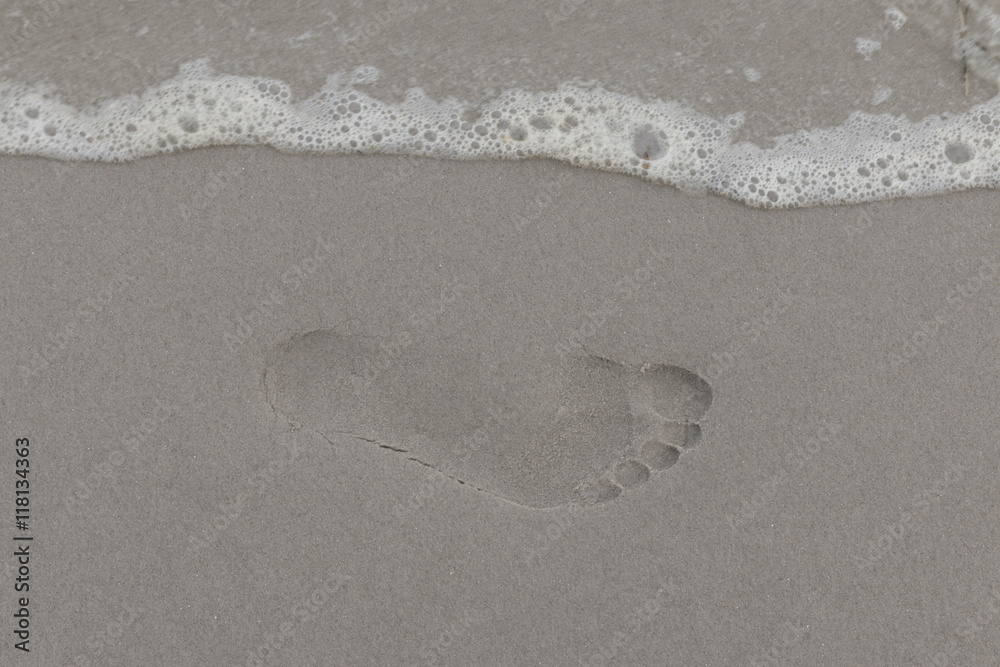 Spur im Sand - Sommerurlaub am Meer - at the Beach footprint Stock ...