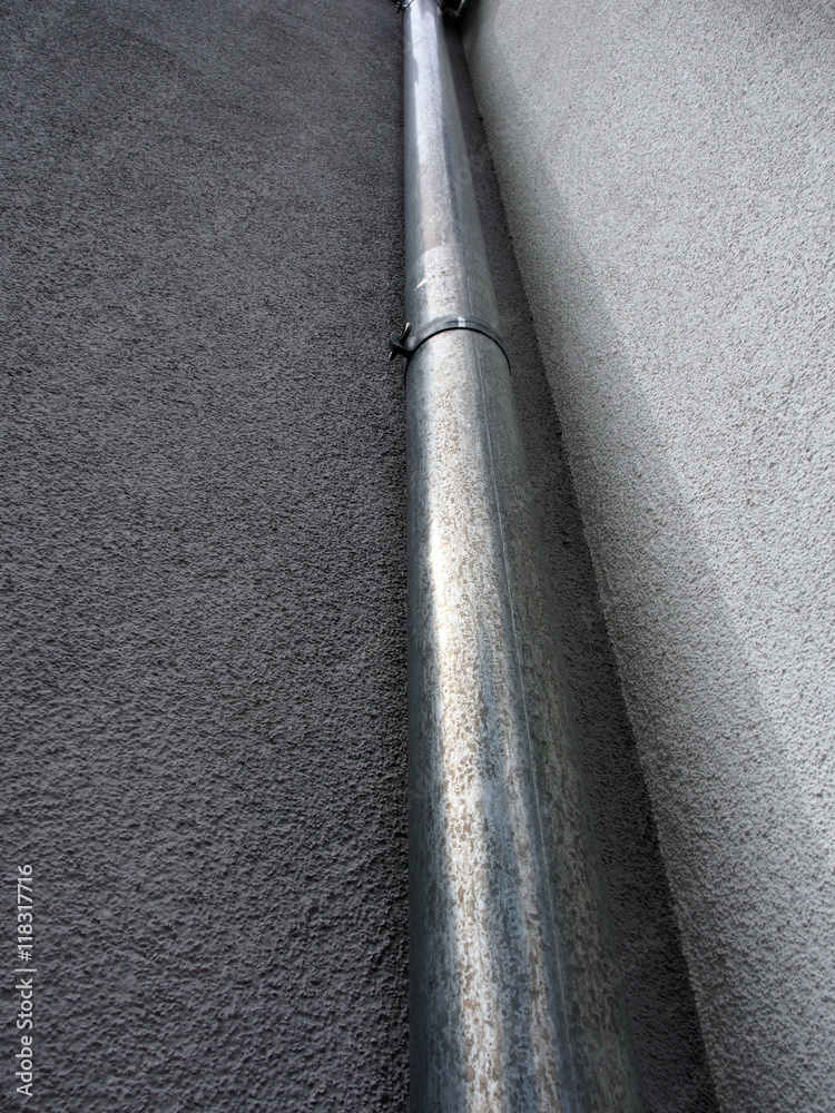 Regenrinne, Fallrohr einer Dachrinne Stock Photo | Adobe Stock
