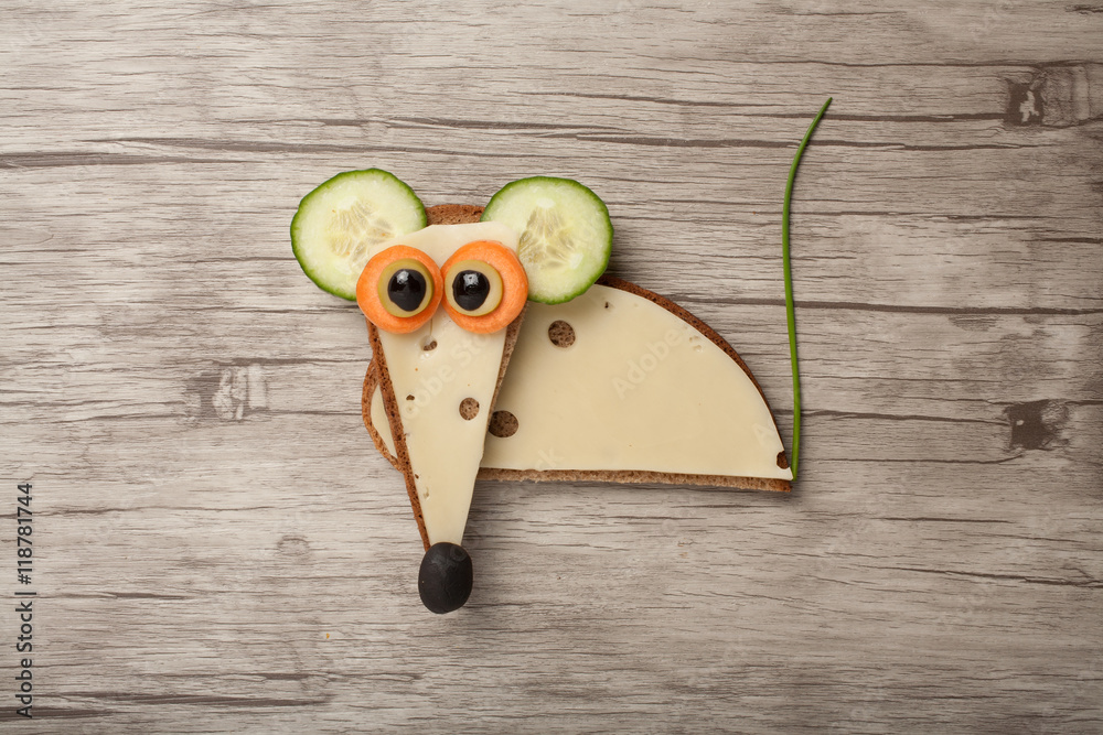 Mouse made of bread and cheese on wooden background 스톡 사진 | Adobe Stock