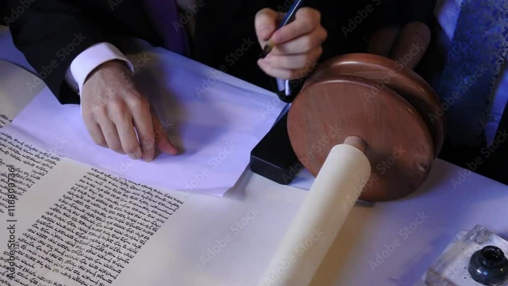 Stockvideon Person holds sofer hands while he completing the final ...