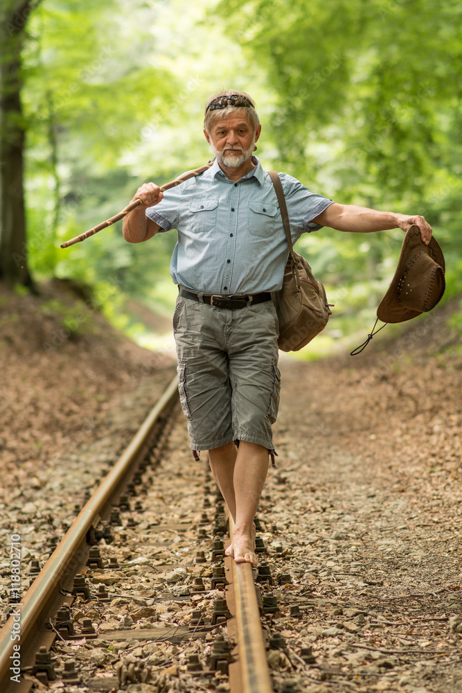 Foto Stock Mann wandert auf Gleise | Adobe Stock