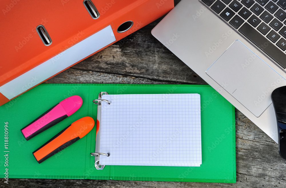 surligneurs sur petit classeur avec fiches vierges sur fond bois Stock ...