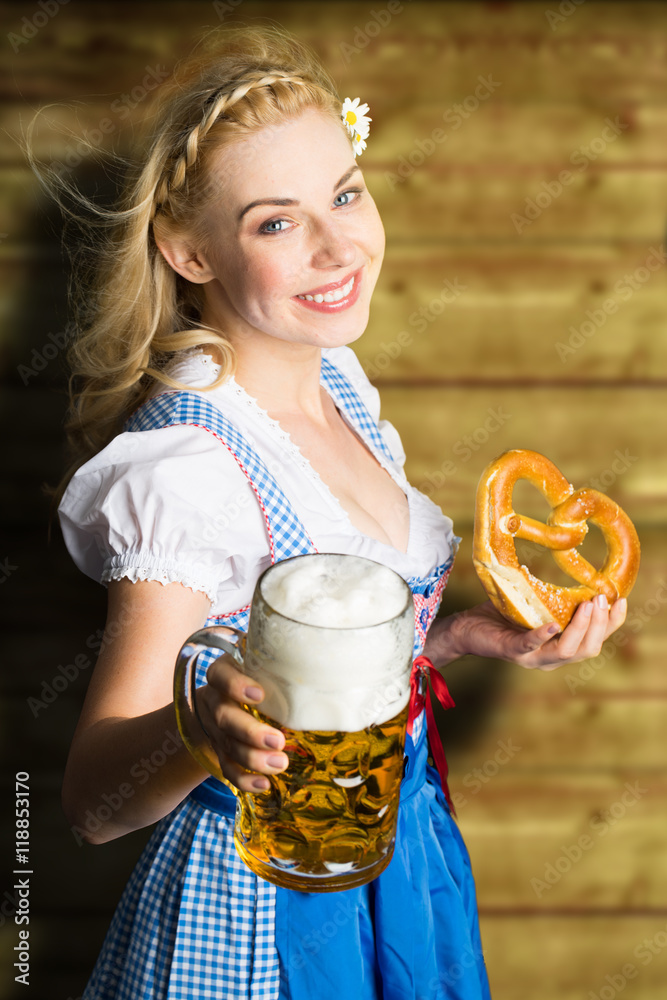 Fotografia do Stock: junge blonde Frau im Dirndl mit Bier und Brezn ...