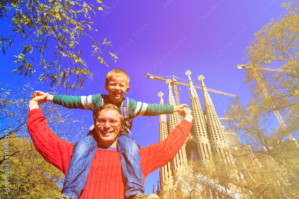 Foto de Spain family travel - happy father and son in front of Sagrada ...