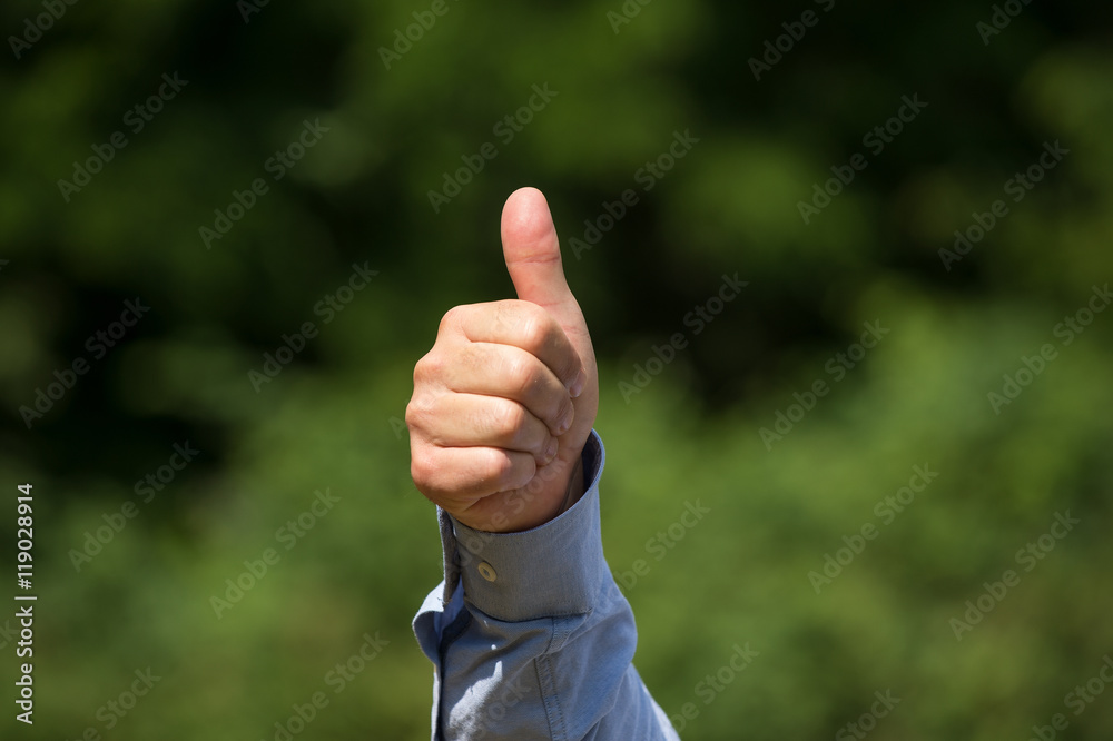 Daumen Hoch / Like vor grünem Hintergrund freigestellt Stock Photo ...