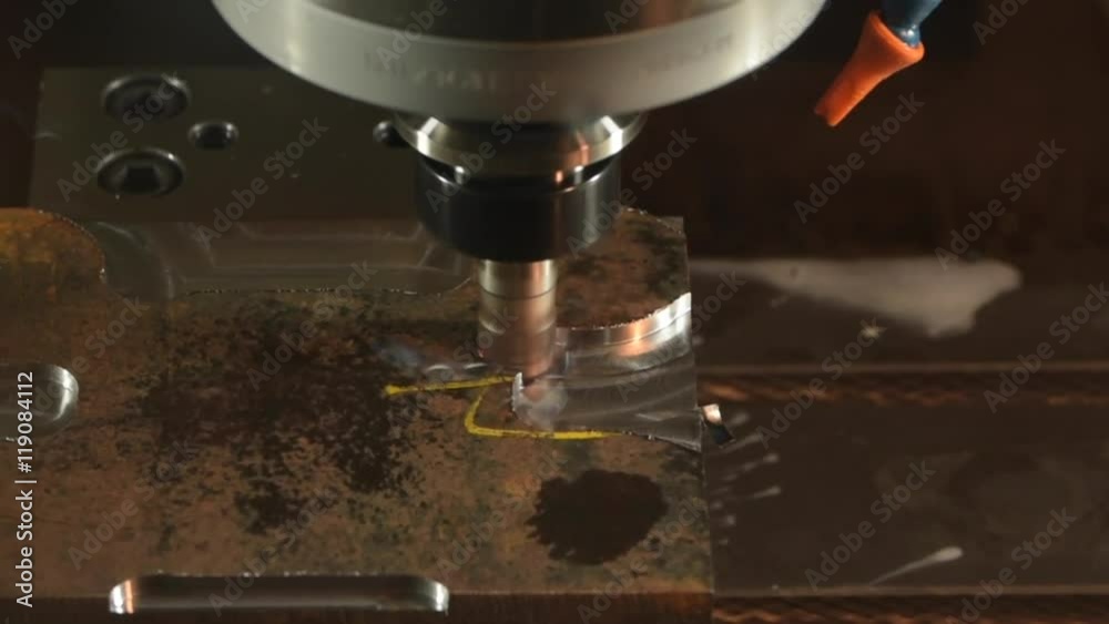 CNC machine milling steel with sparks flying and metal melting vídeo de ...