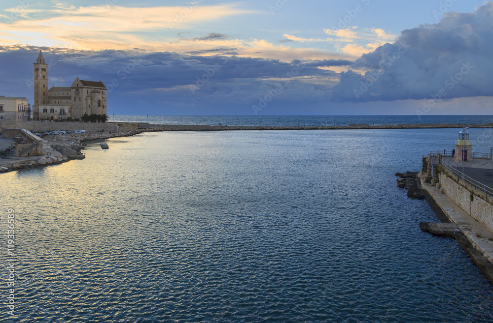 Foto de Harbor at sunset:Trani cathedral(Apulia) -ITALY-It's a great ...