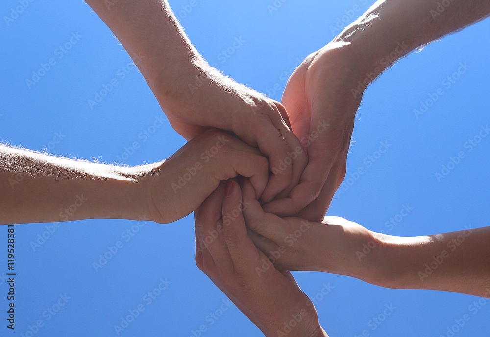 Fünf Hände halten sich fest Photos | Adobe Stock