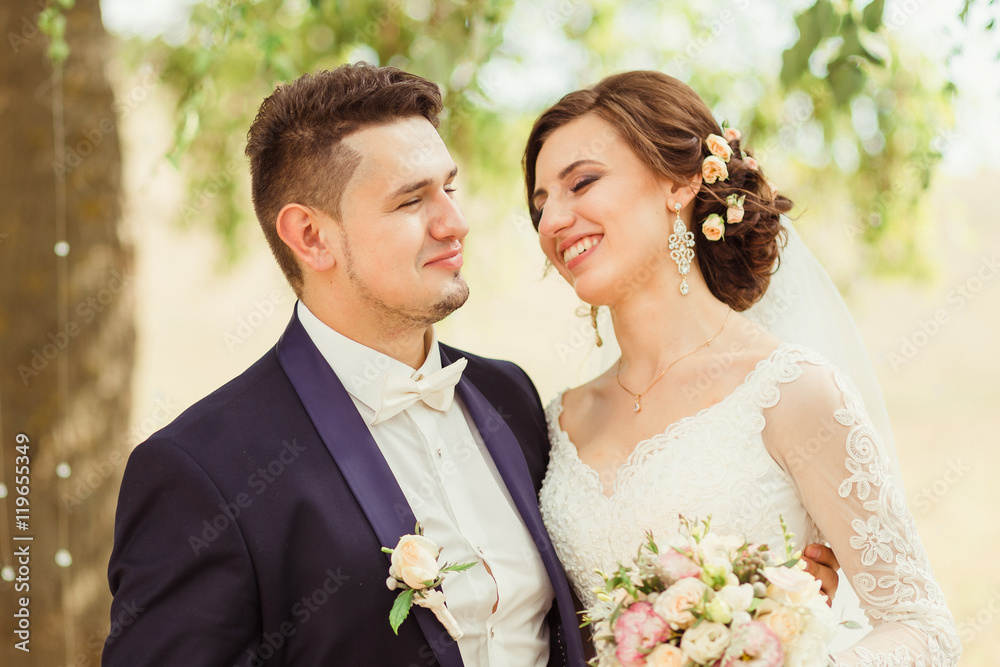 Bride and groom close their eyes while smiling during the ceremo Stock ...