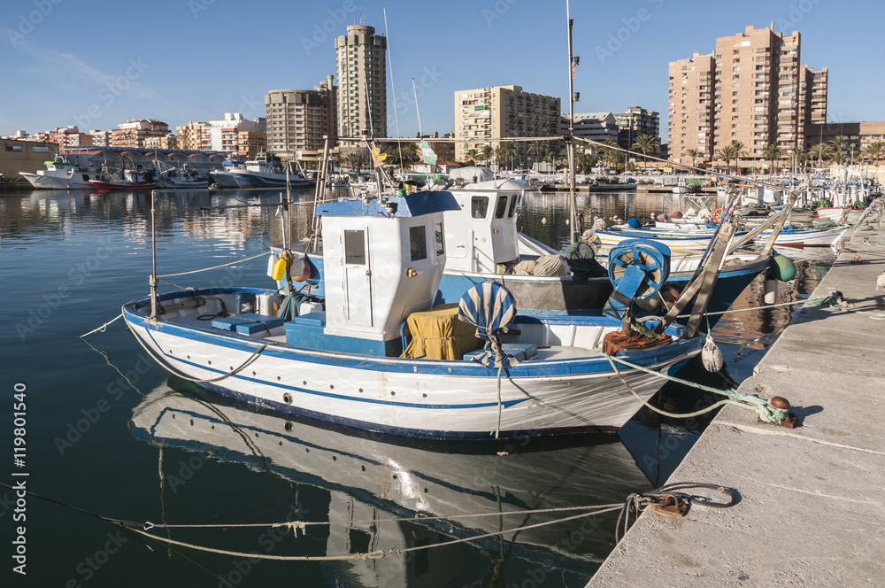Barquitos de pesca atracados en puerto foto de Stock | Adobe Stock