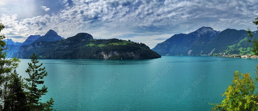 Aussicht auf einen schönen see mit bergen foto de Stock | Adobe Stock