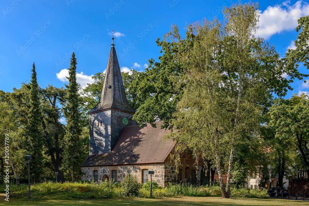 Dorfkirche und Dorfanger in Berlin-Wittenau (Ansicht von Süden) Stock ...