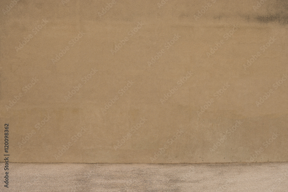 Hintergrund saubere Wand mit Mineralputz und Boden aus Asphalt ...