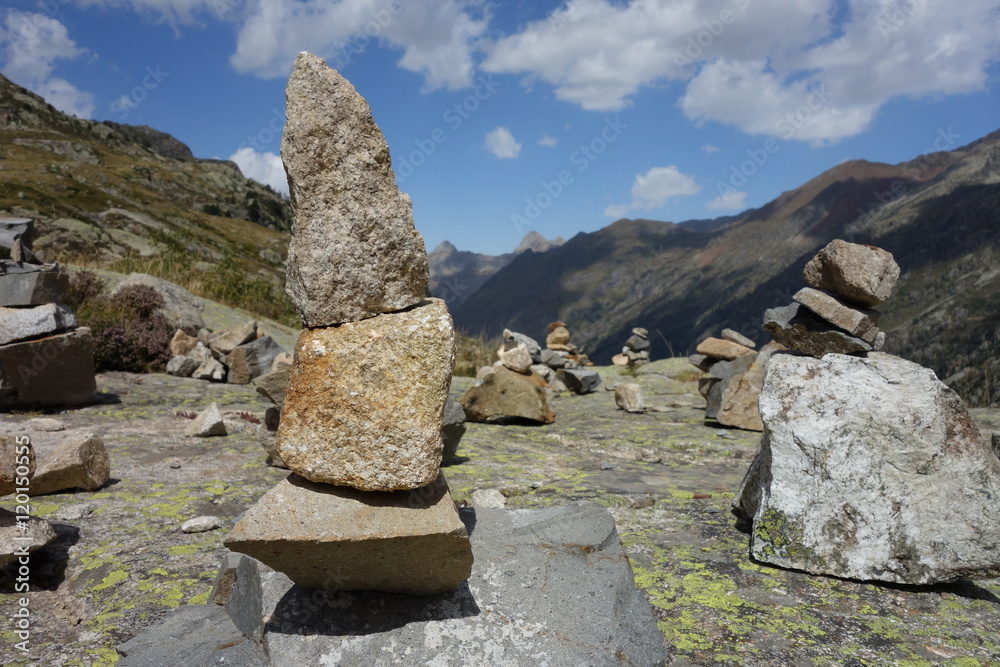 conjunto de mojones en una ruta senderista foto de Stock | Adobe Stock