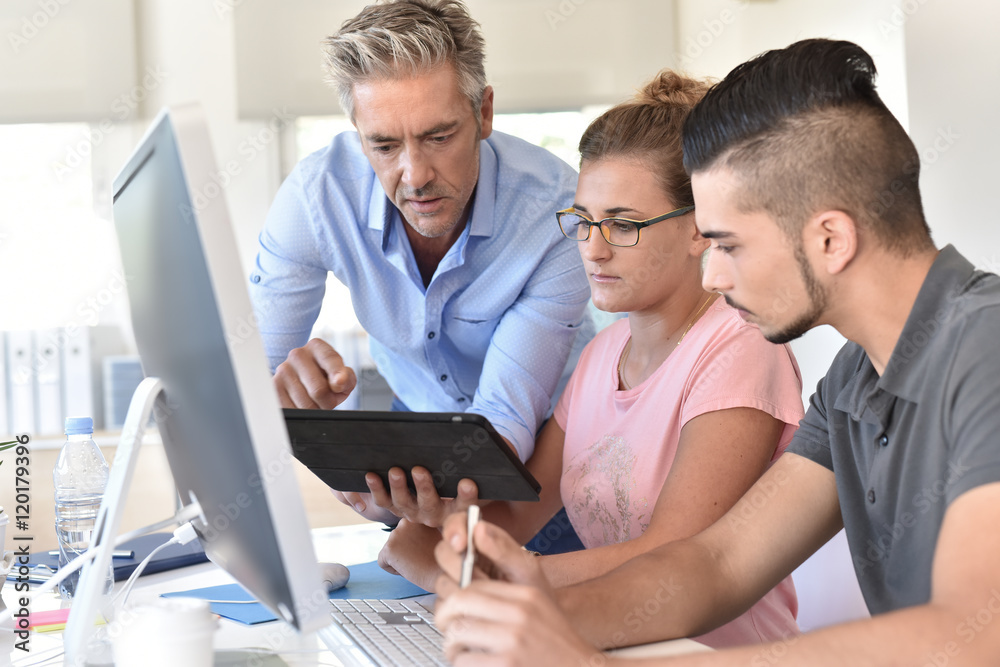 Students in design training course using tablet Stock Photo | Adobe Stock