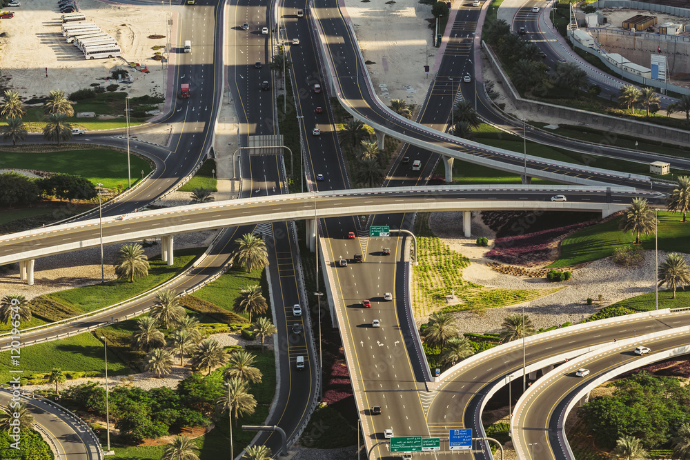 Aerial view of highway intersection in Dubai, UAE, with traffic. foto ...