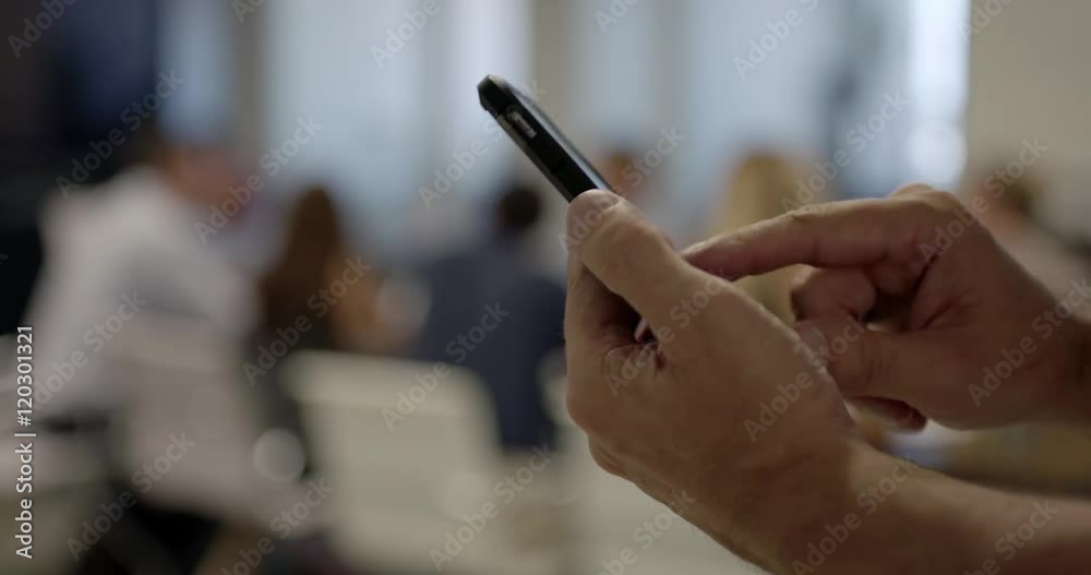 Vidéo Stock Man's hands using smart phone to communicate through ...