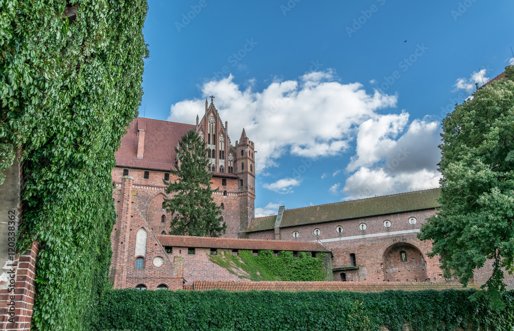 The largest castle in the world: Medieval Red Castle, The Castle of the ...