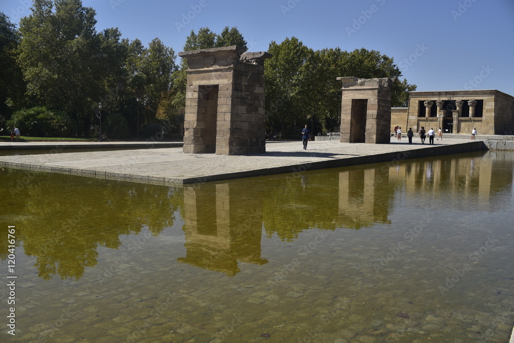 Templo de Debod. Fachada principal al templo y patios. El templo es ...
