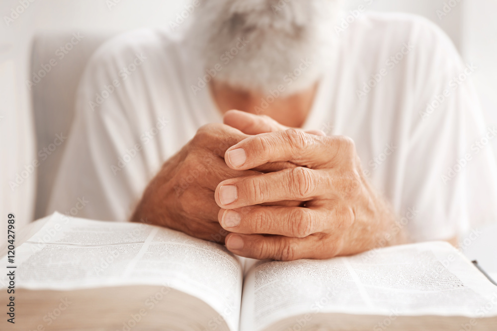 Old man reading the Bible 스톡 사진 | Adobe Stock